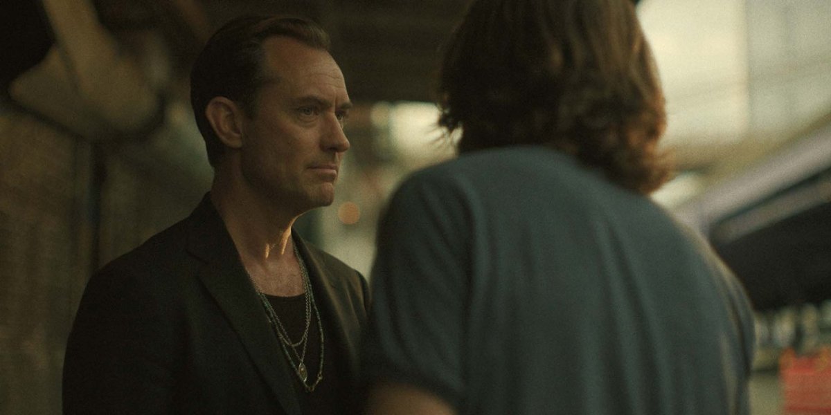 Jude Law i Jason Bateman to dobry duet? Recenzja "Black Rabbit" - Filmweb